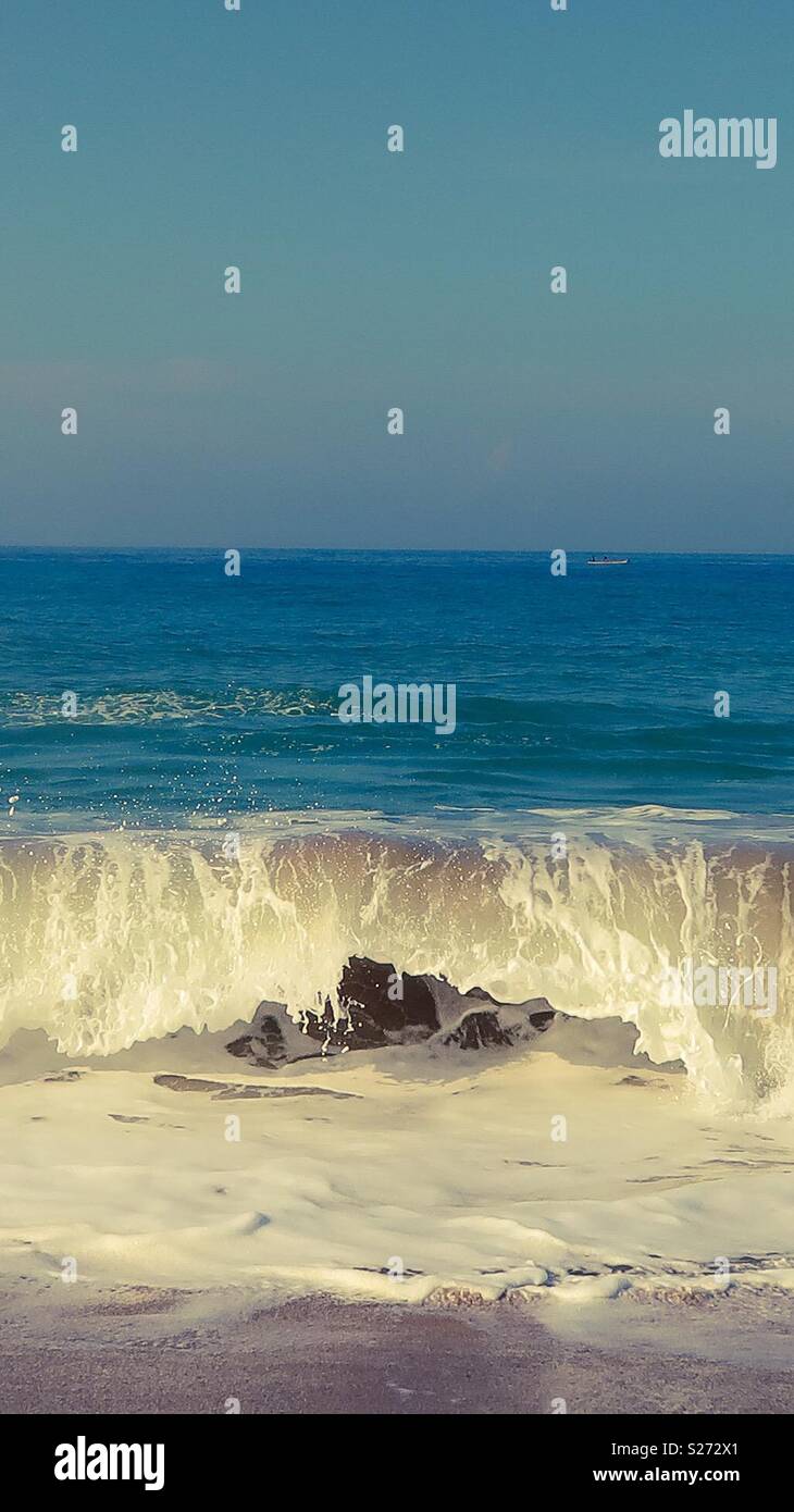 Braking of waves hi-res stock photography and images - Alamy