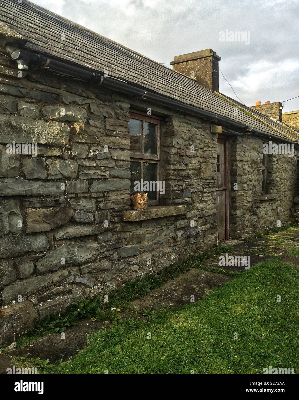 Stone cottage window hi-res stock photography and images - Alamy