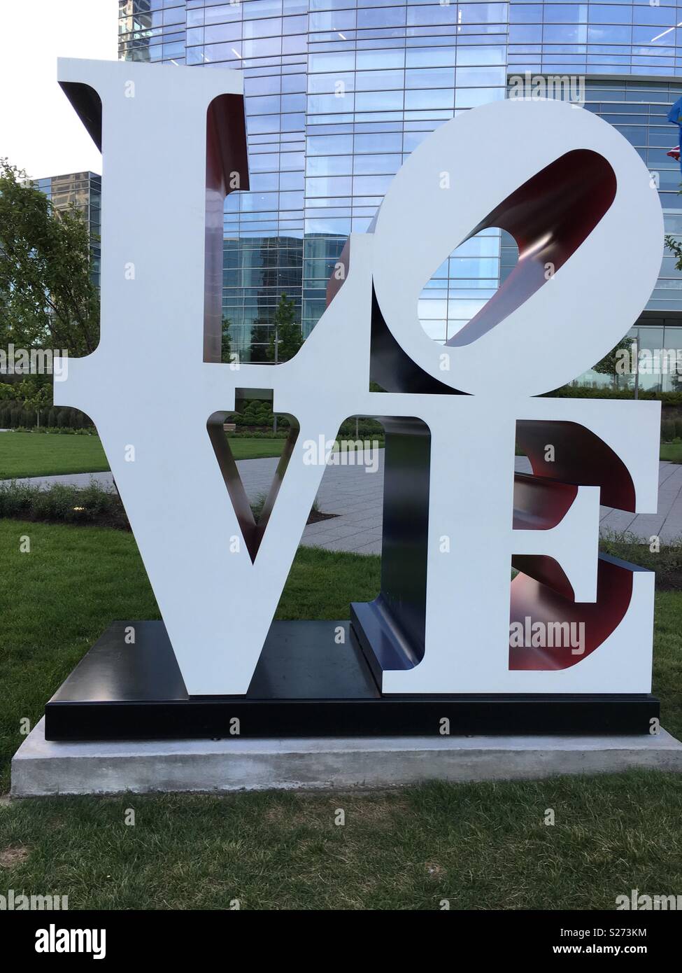 Love sculpture hi-res stock photography and images - Alamy