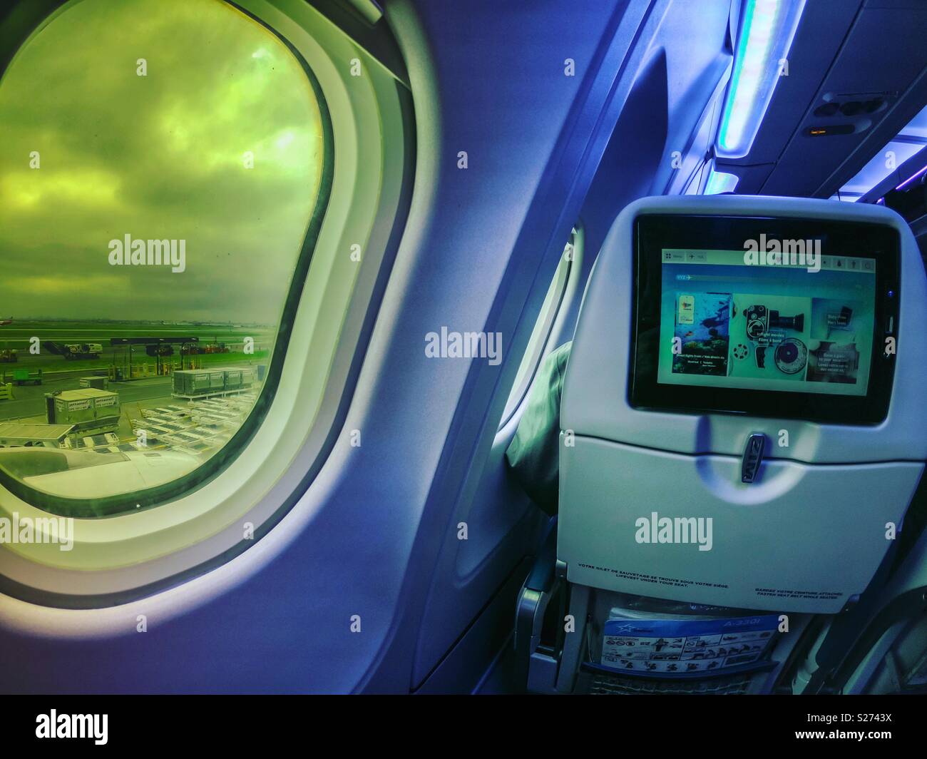 Plane waiting to take off hi-res stock photography and images - Alamy