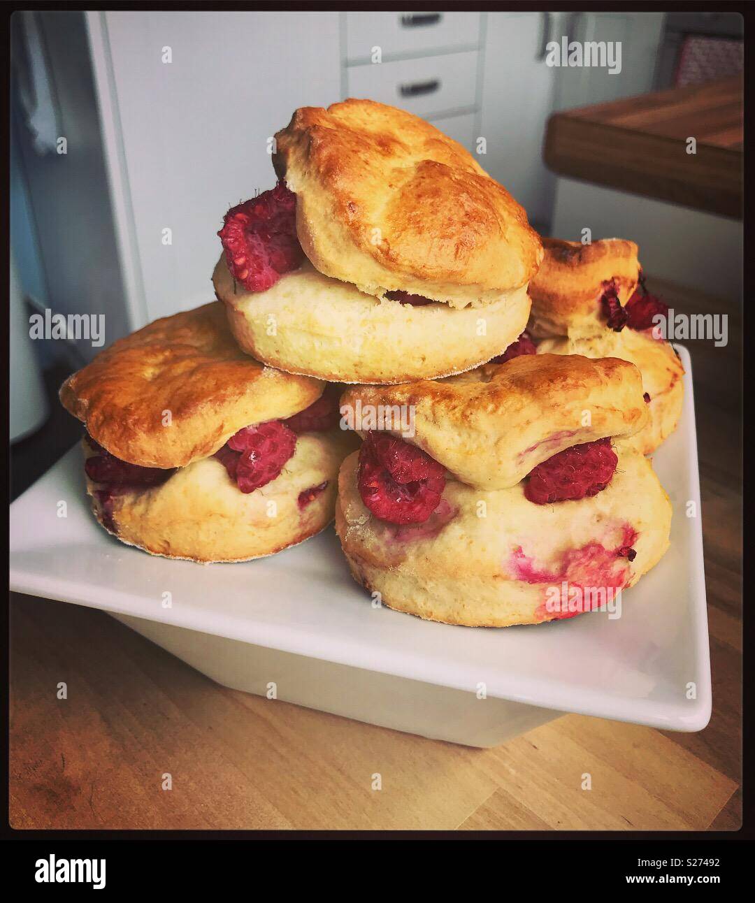 Mary berry raspberry cake hi-res stock photography and images - Alamy