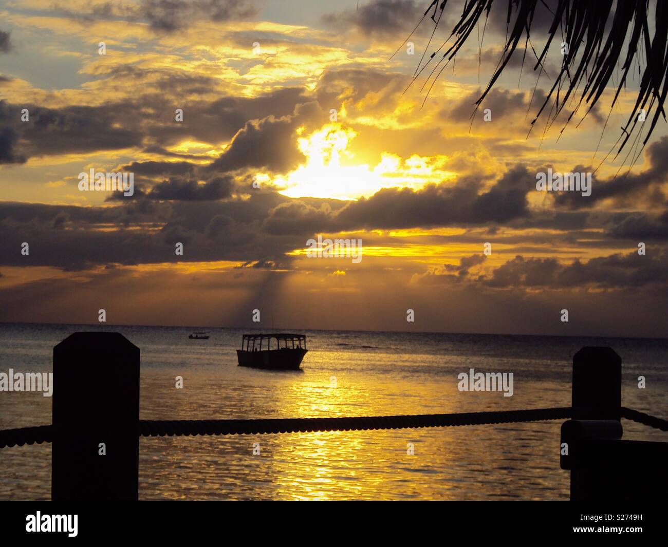 Visible rays hi-res stock photography and images - Alamy