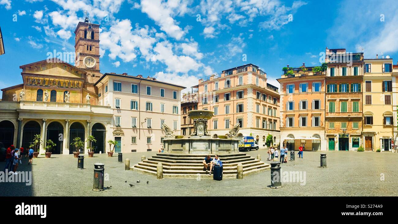 Piazza di Santa Maria in Rome's Trastevere district Stock Photo - Alamy