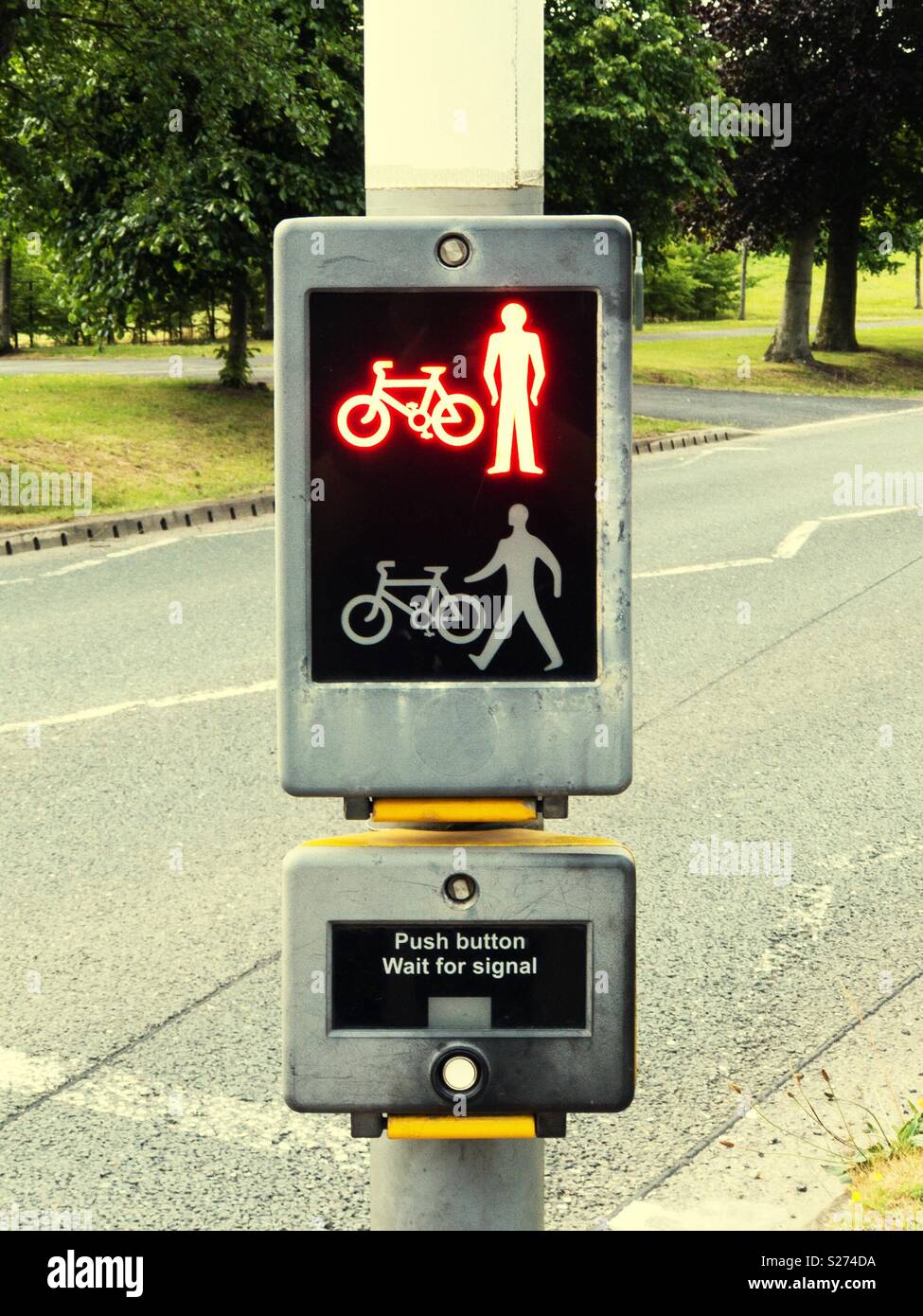 Push button pedestrian traffic light hi-res stock photography and ...