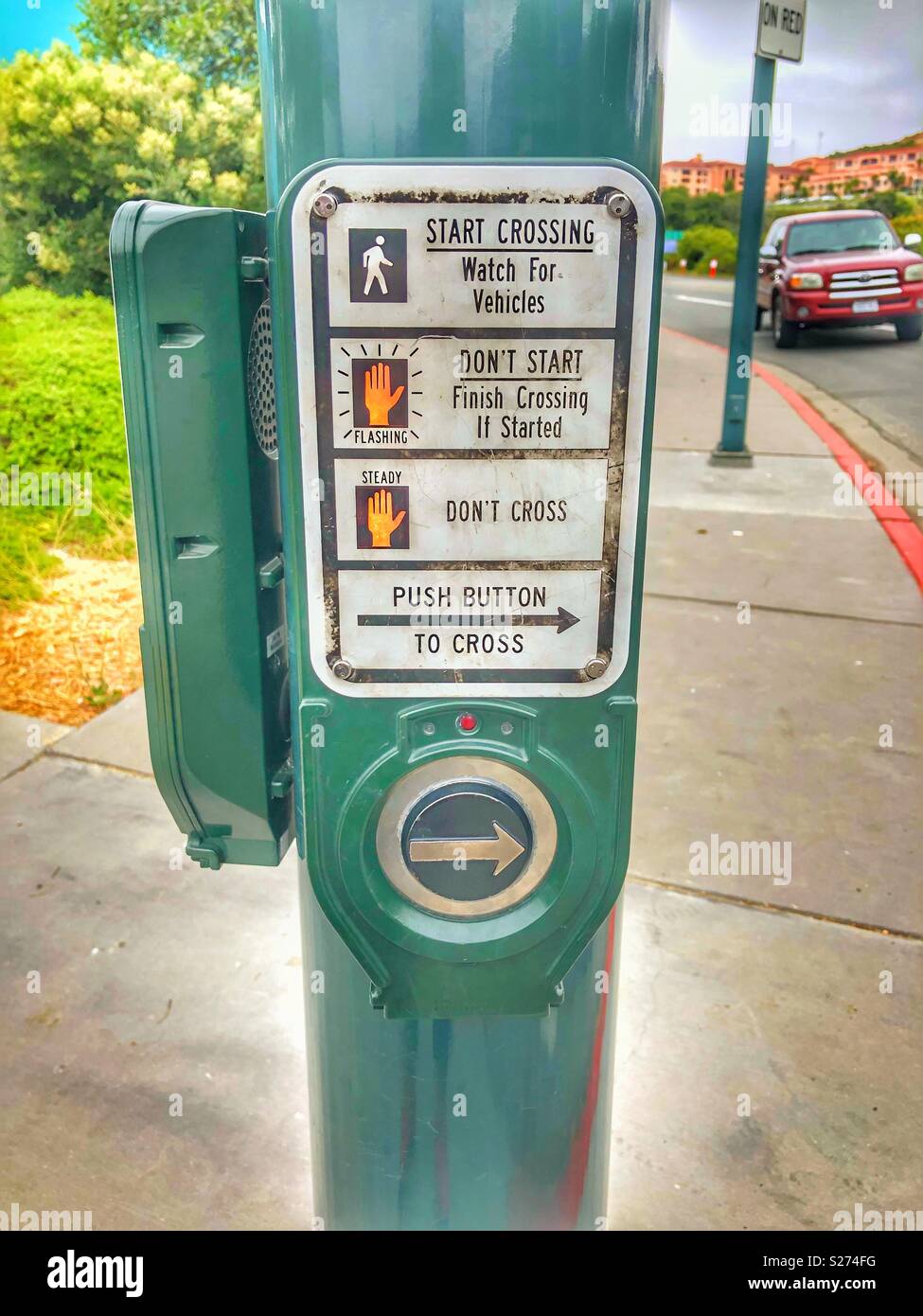 Crosswalk sign arrow hi-res stock photography and images - Alamy