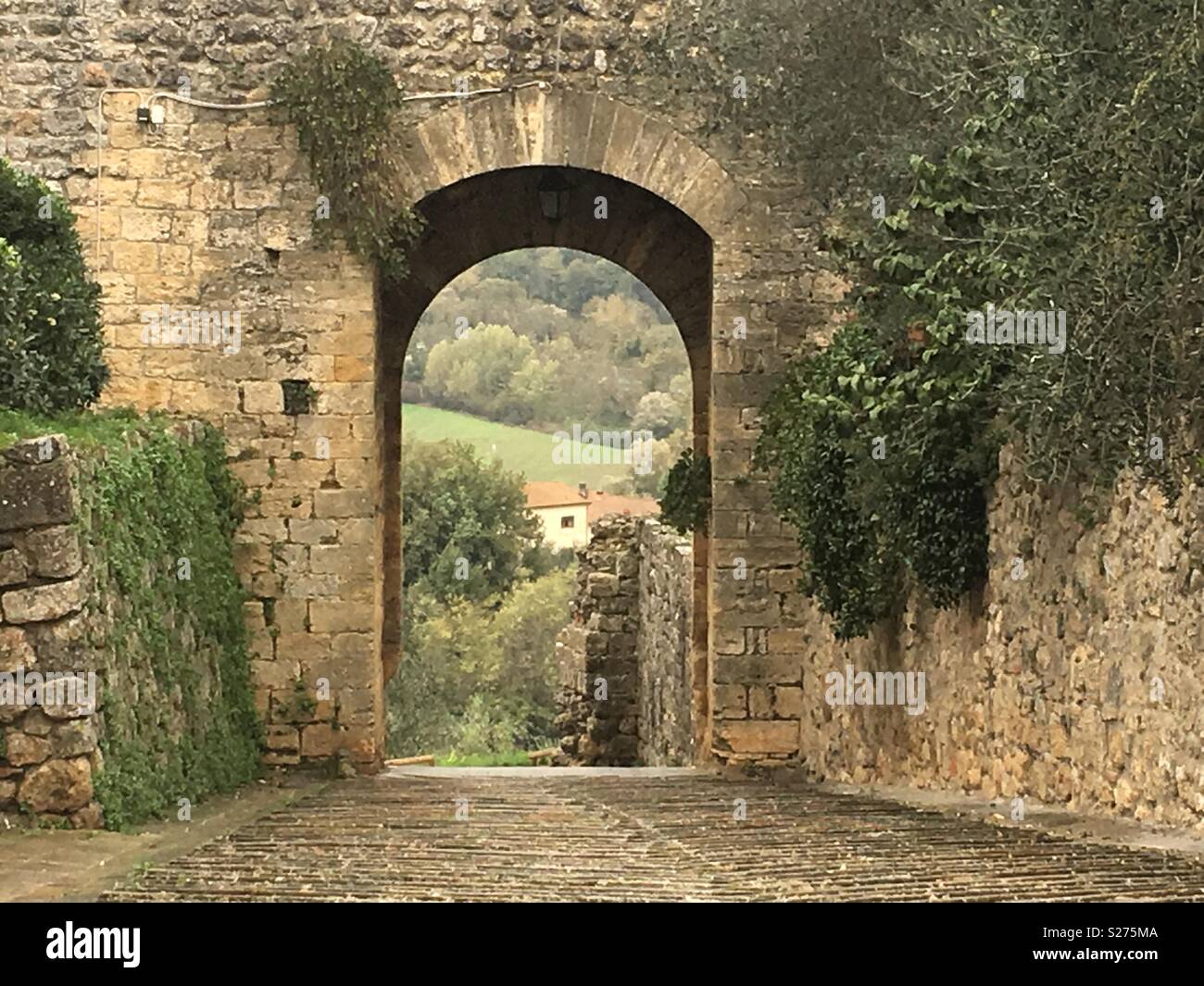 Ancient stone walls hi-res stock photography and images - Alamy