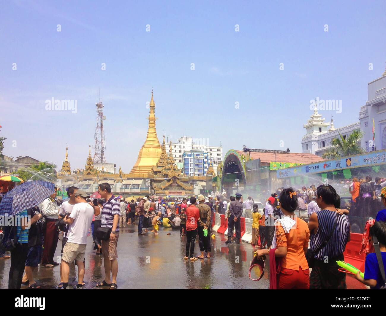 Thingyan water festival hi-res stock photography and images - Alamy