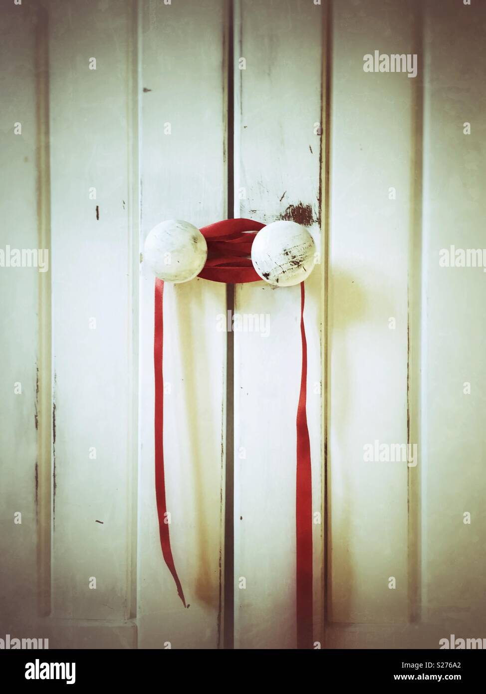 Ribbon handles hi-res stock photography and images - Alamy