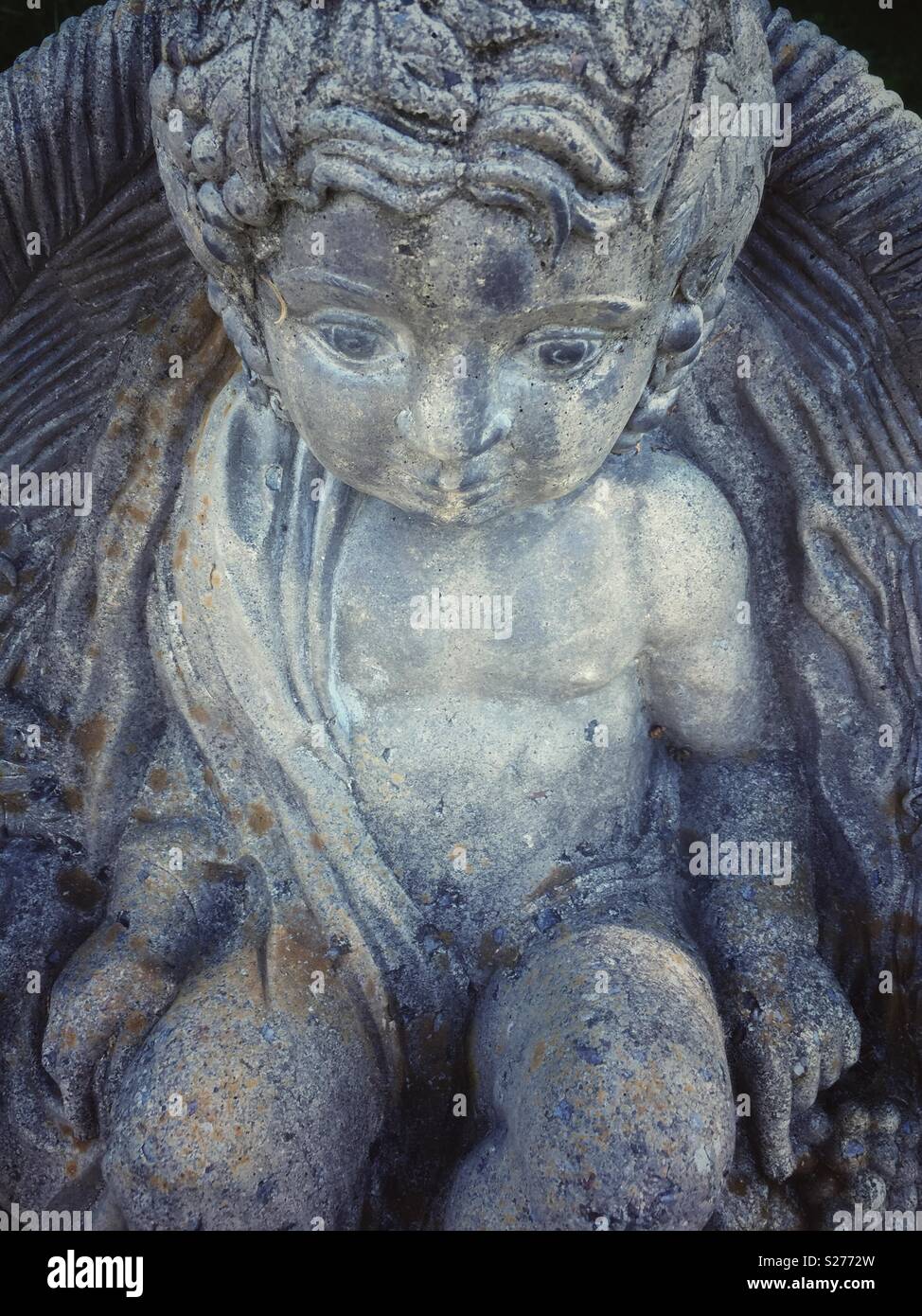 Forlorn looking angel statue Stock Photo - Alamy