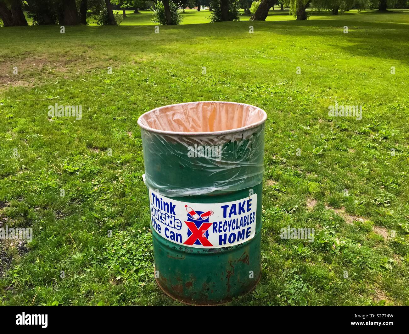 Simple recycling message on a garbage can Stock Photo - Alamy
