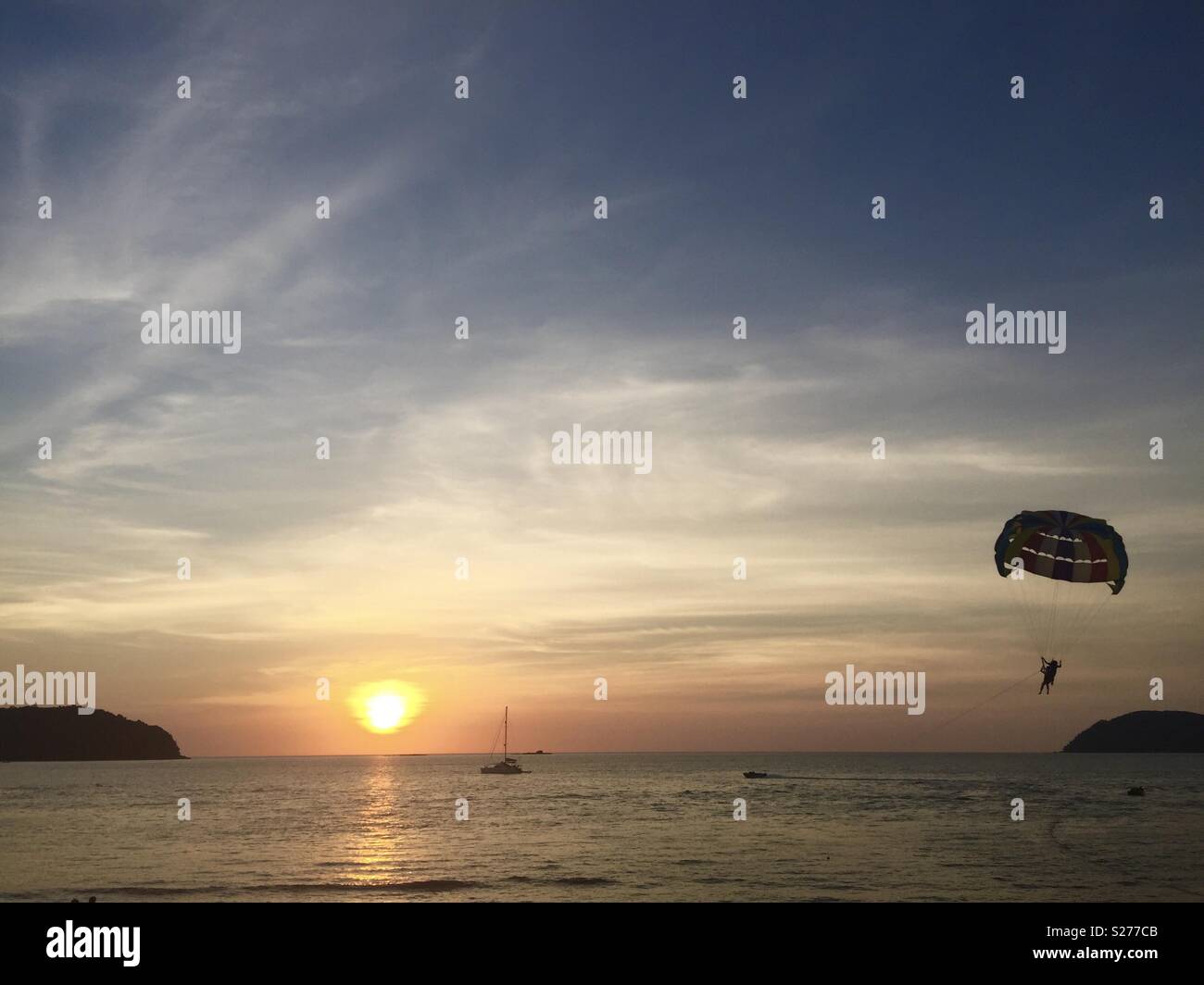 Speed boat parasailing hi-res stock photography and images - Alamy