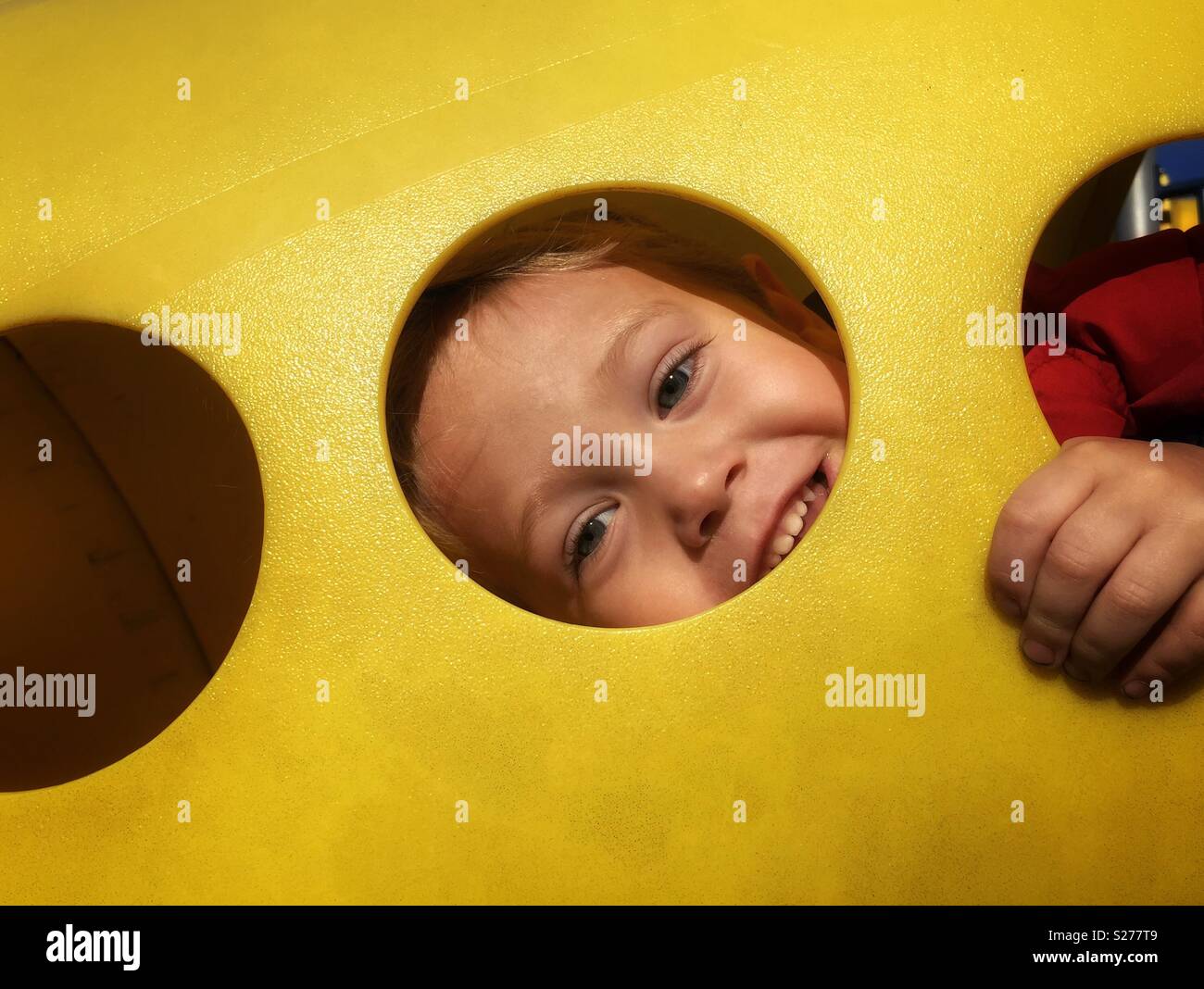 Child peeking through hole hi-res stock photography and images - Alamy