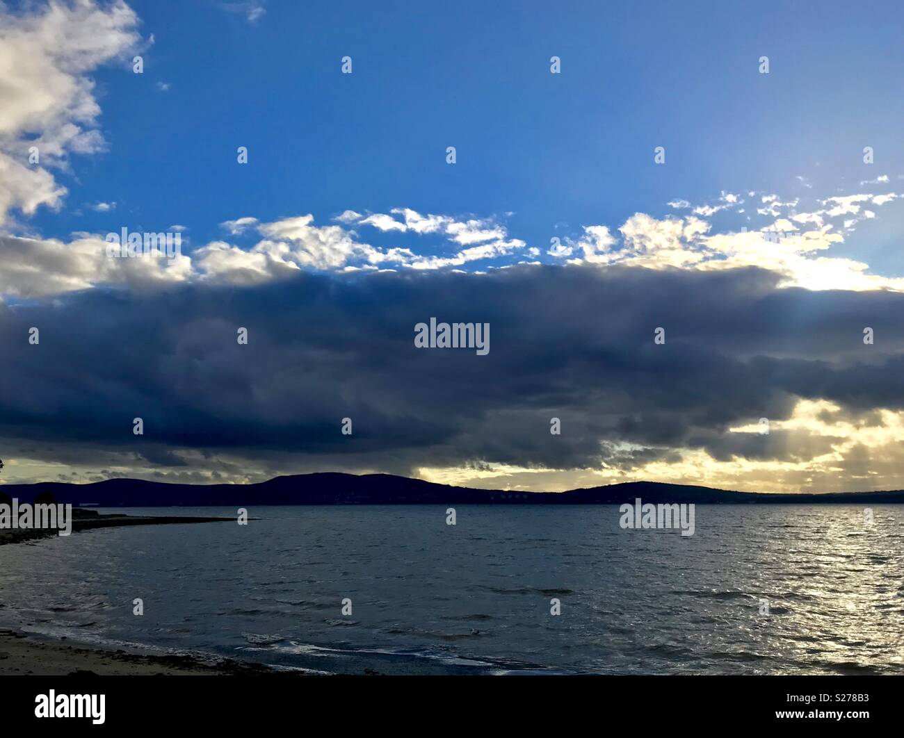 Single rain cloud hi-res stock photography and images - Alamy