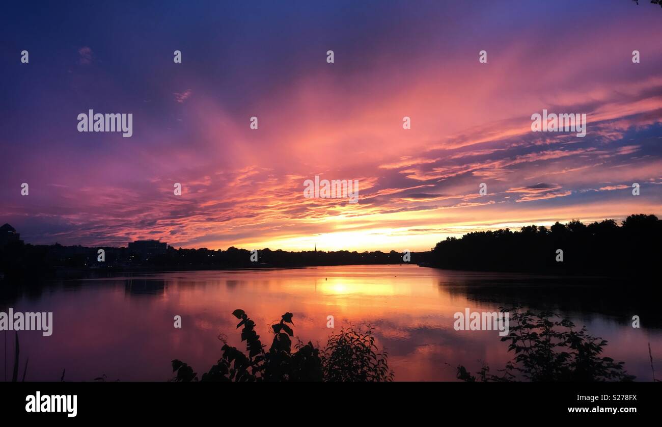 Purple sky over water hi-res stock photography and images - Alamy