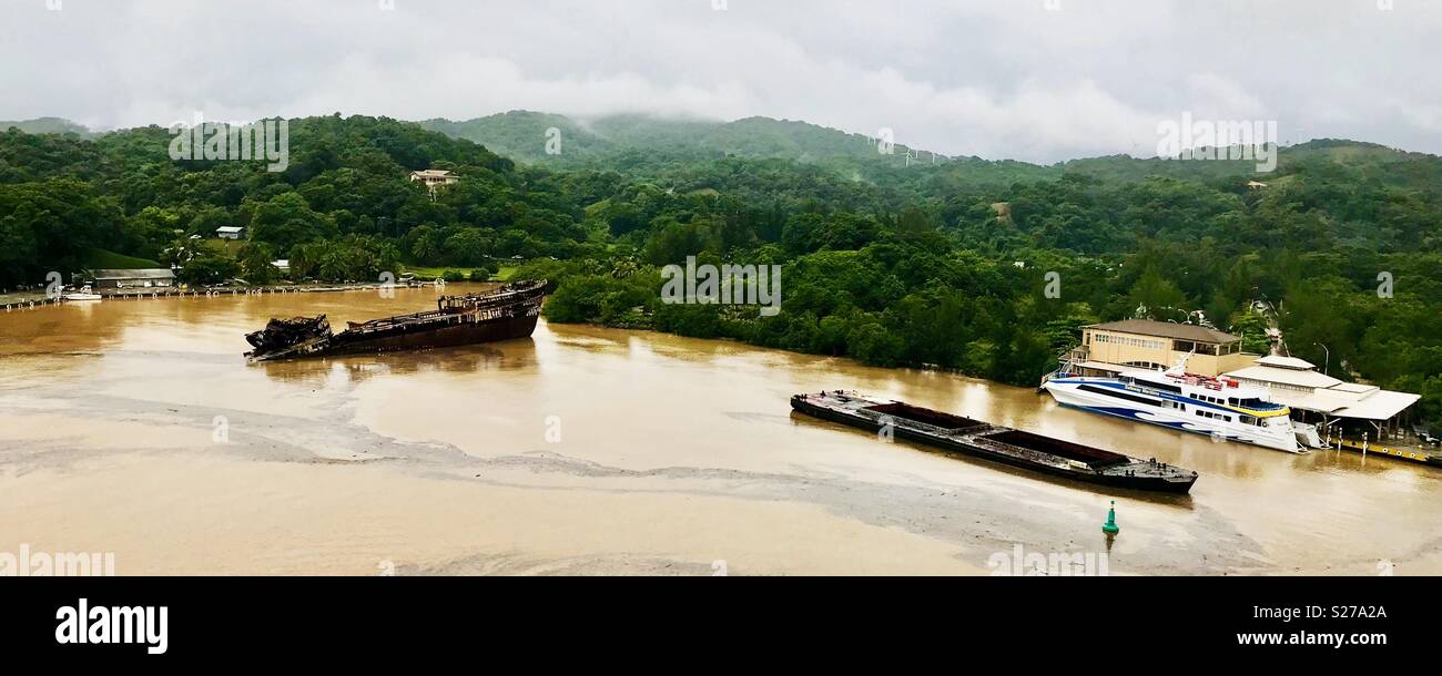 Shipwreck mahogany bay roatan Honduras Stock Photo - Alamy