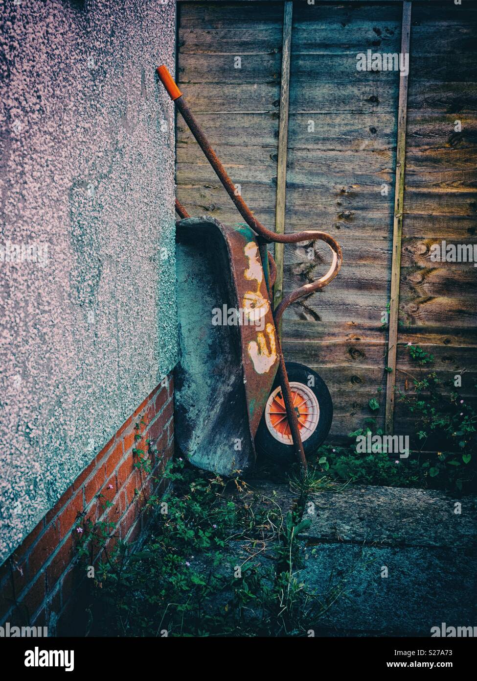 Old used wheelbarrow hi-res stock photography and images - Alamy