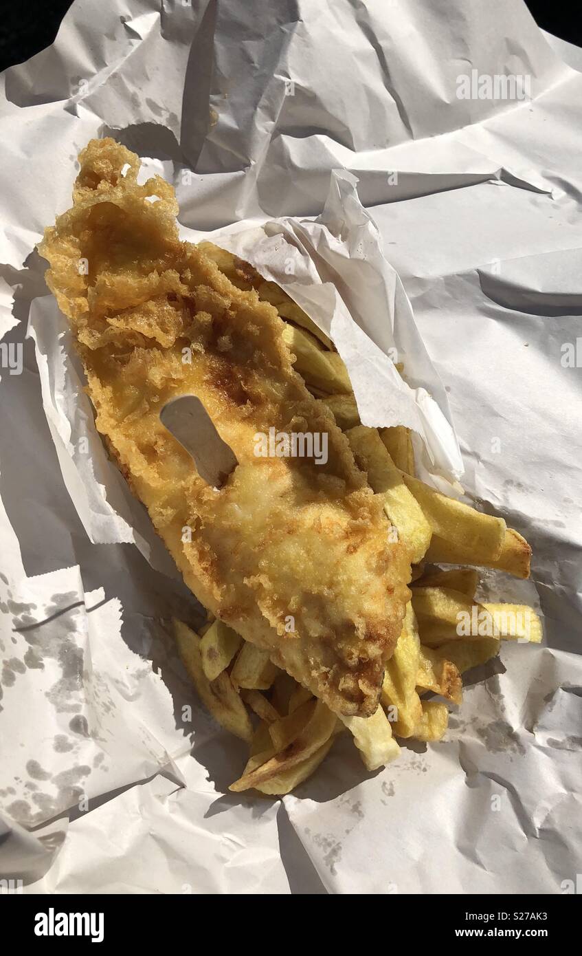 Fish and chips in paper hi-res stock photography and images - Alamy
