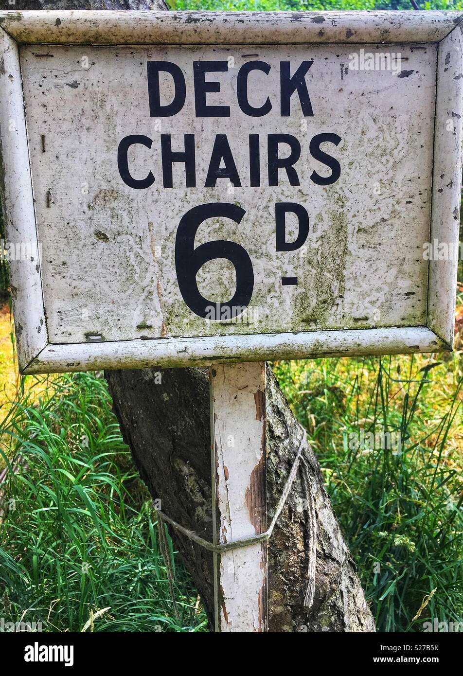 Vintage deckchair sign Stock Photo - Alamy