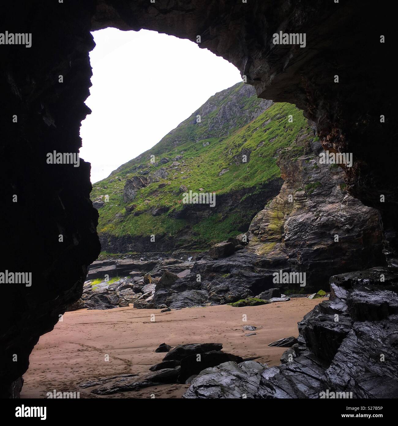 Inside cave looking out hi-res stock photography and images - Alamy