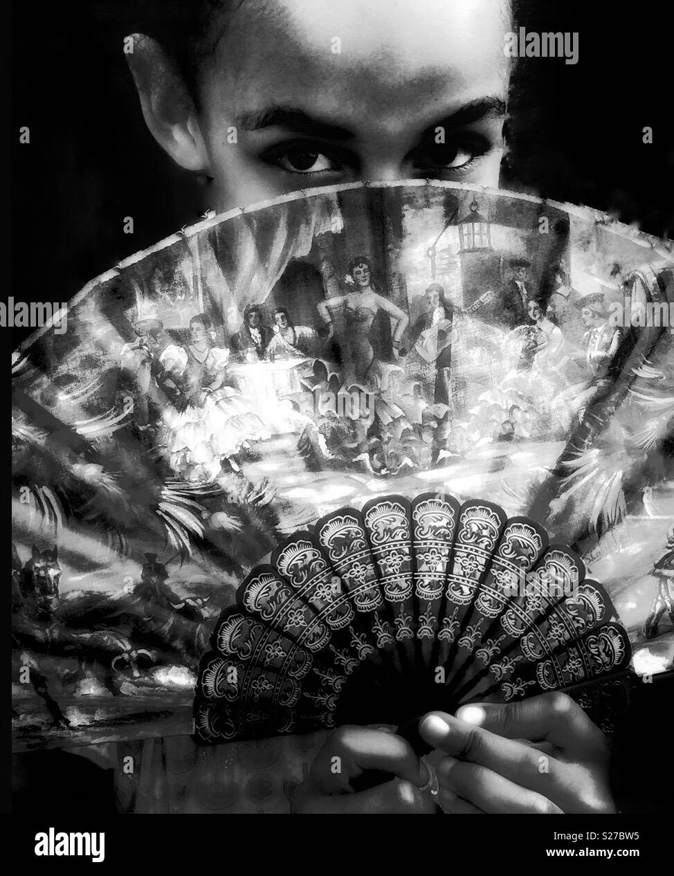 Girl with fan hi-res stock photography and images - Alamy