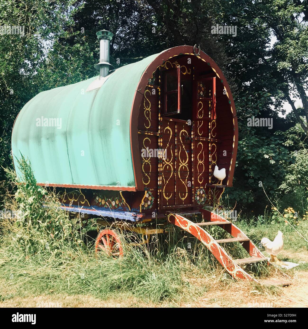 Painted gypsy caravan hi-res stock photography and images - Alamy