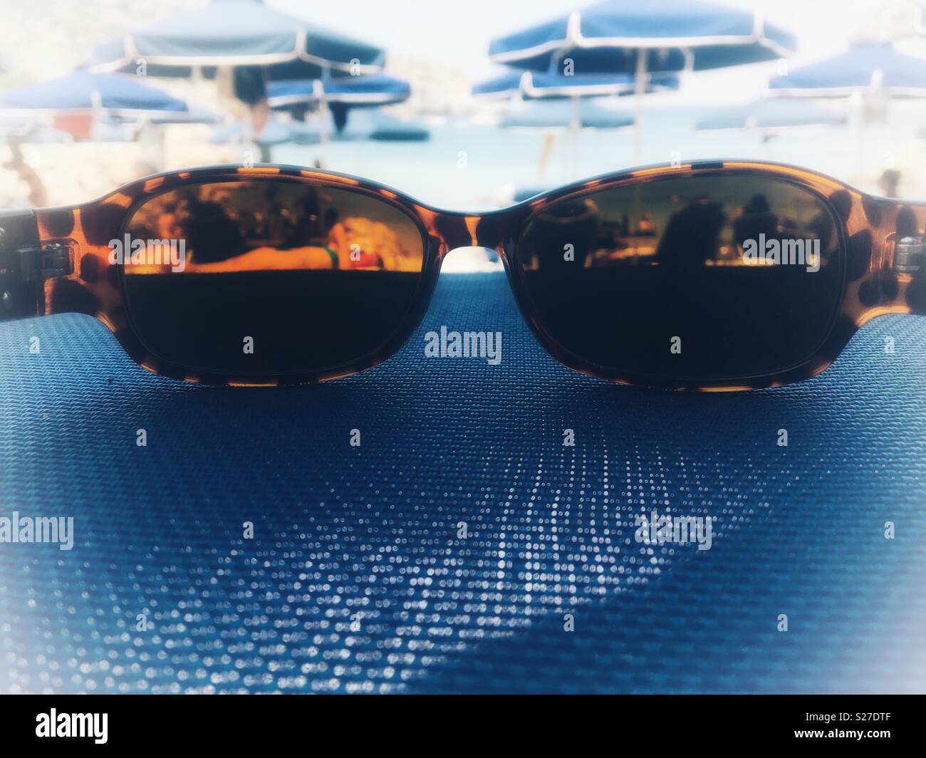 Reflection in sunglasses hi-res stock photography and images - Alamy