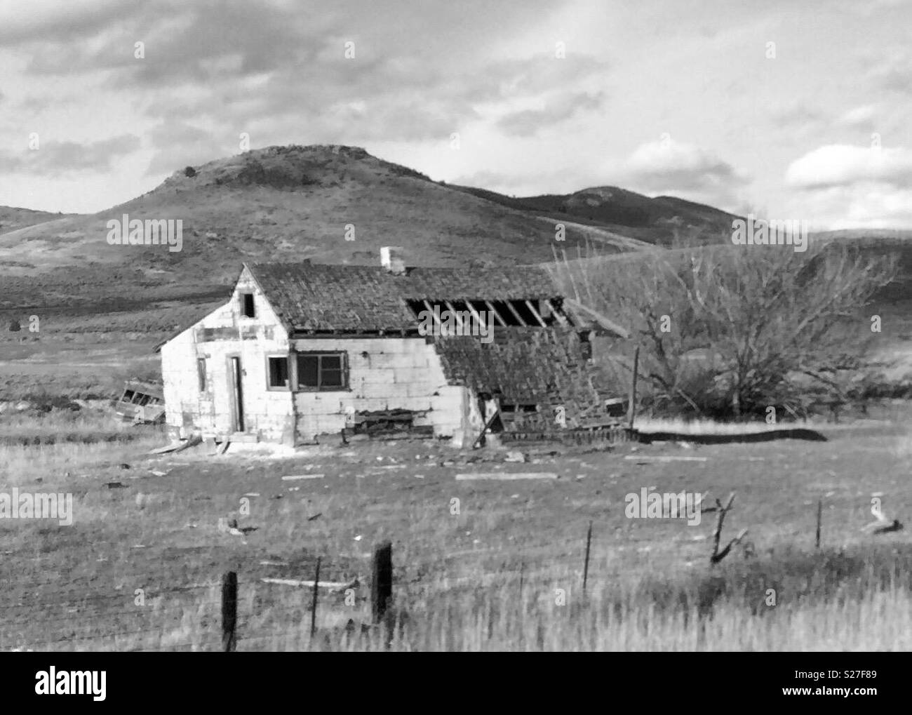 Old barn ruins hi-res stock photography and images - Alamy