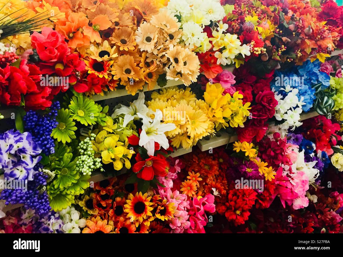 Fake flowers hi-res stock photography and images - Alamy
