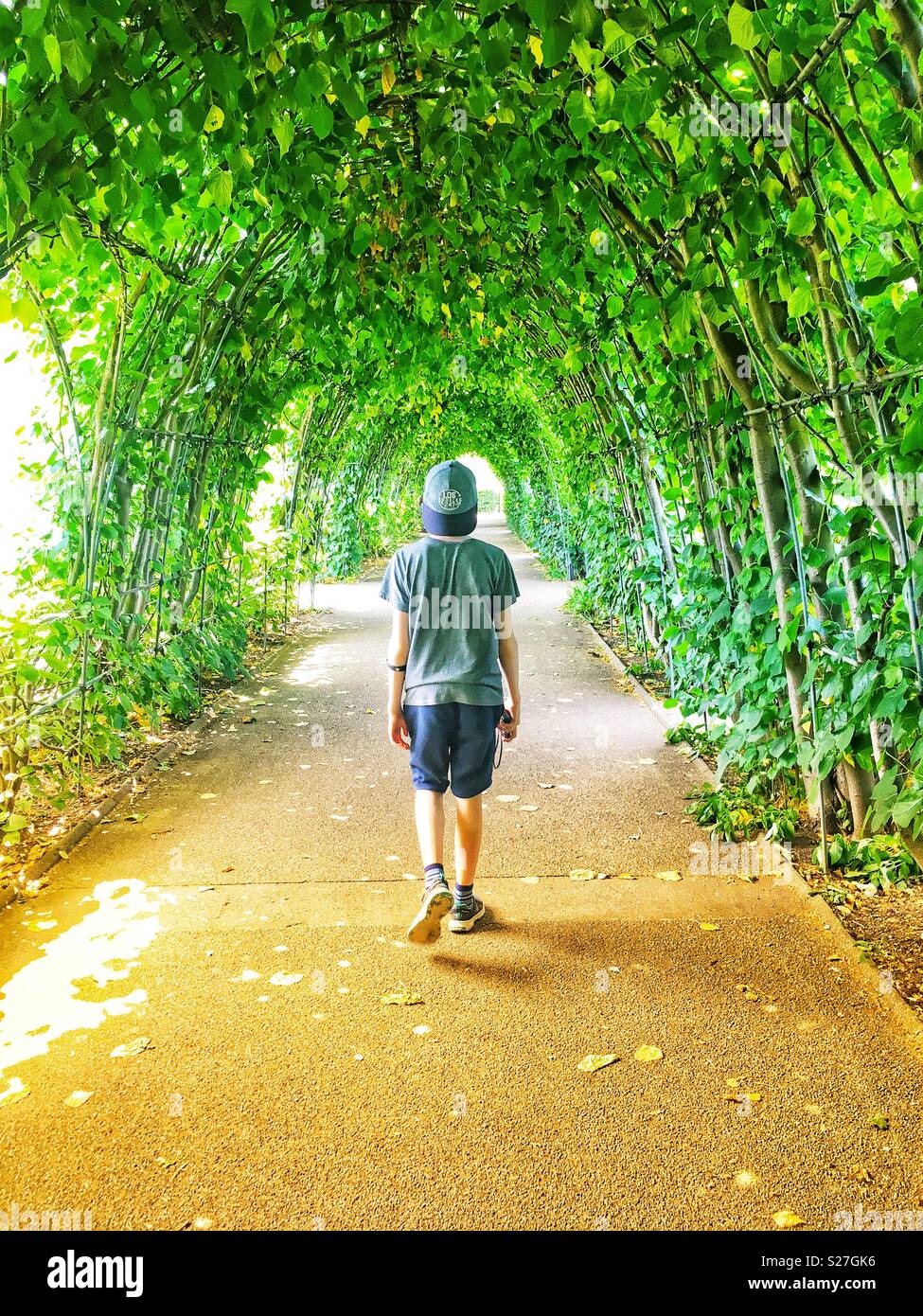Garden tunnel hi-res stock photography and images - Alamy