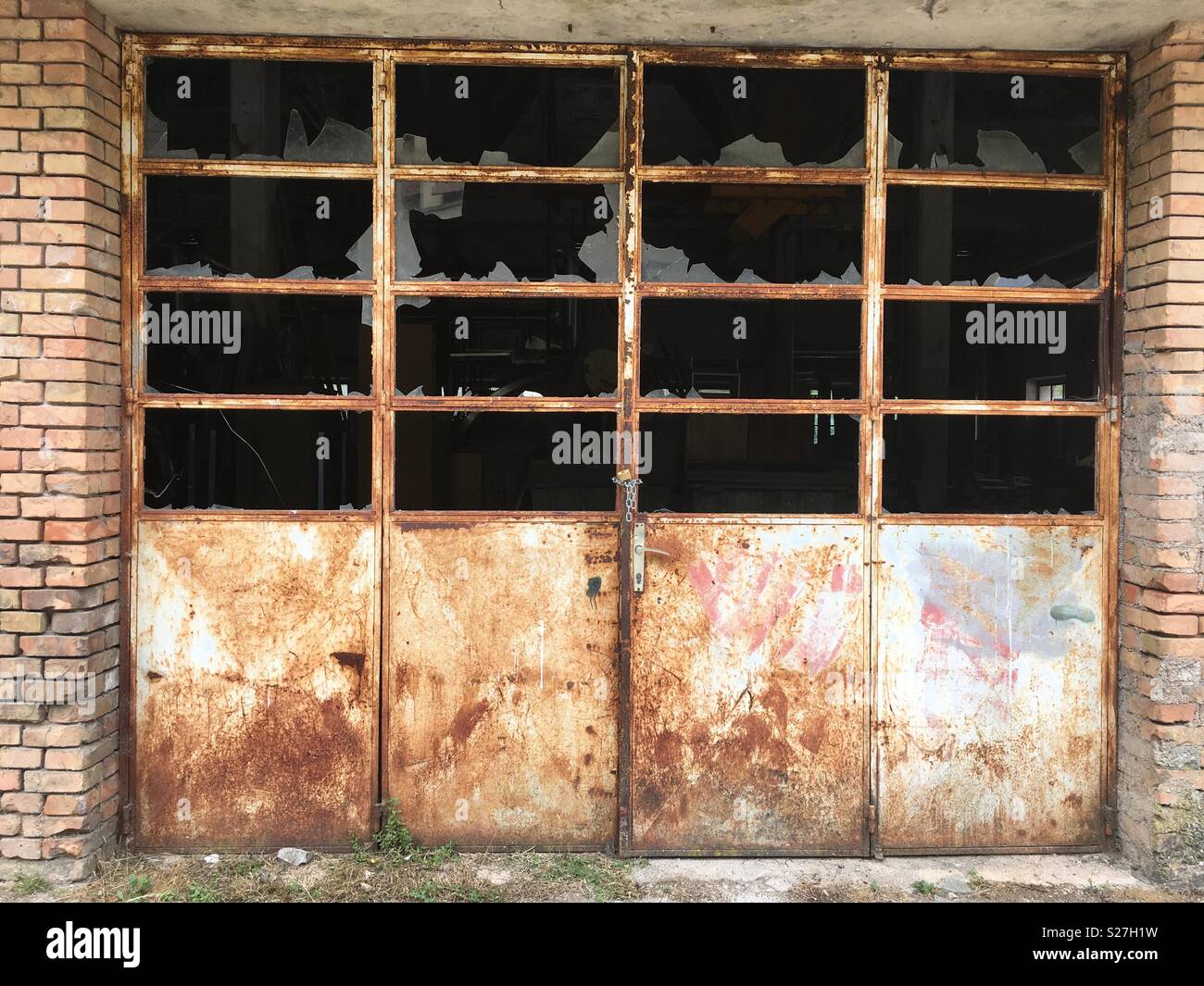 Smashed glass hi-res stock photography and images - Alamy