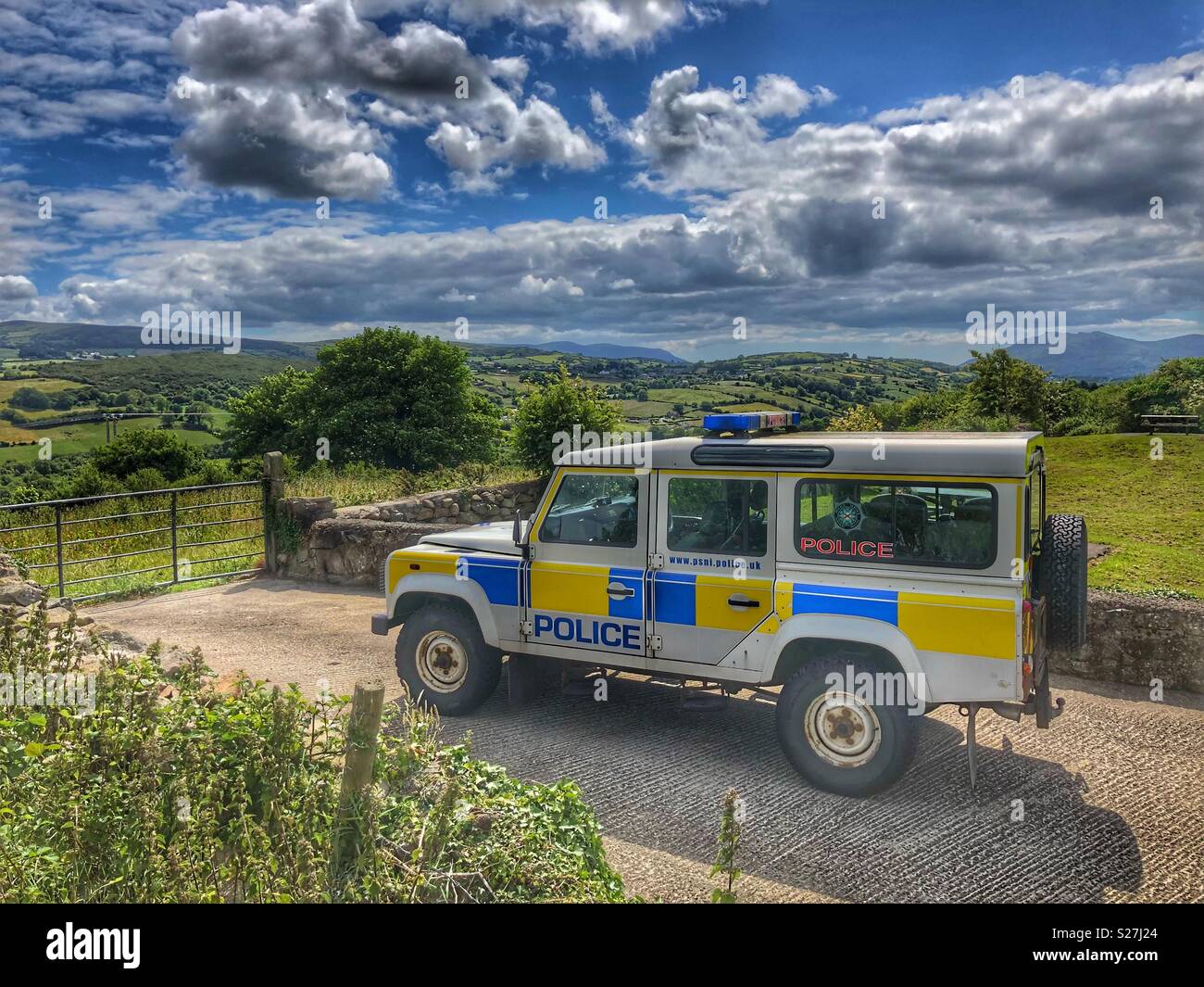 Police land rover hi-res stock photography and images - Alamy