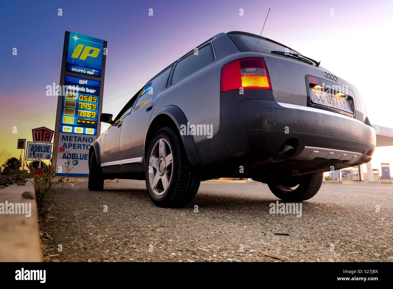 Pit stop at the fuel station Stock Photo - Alamy