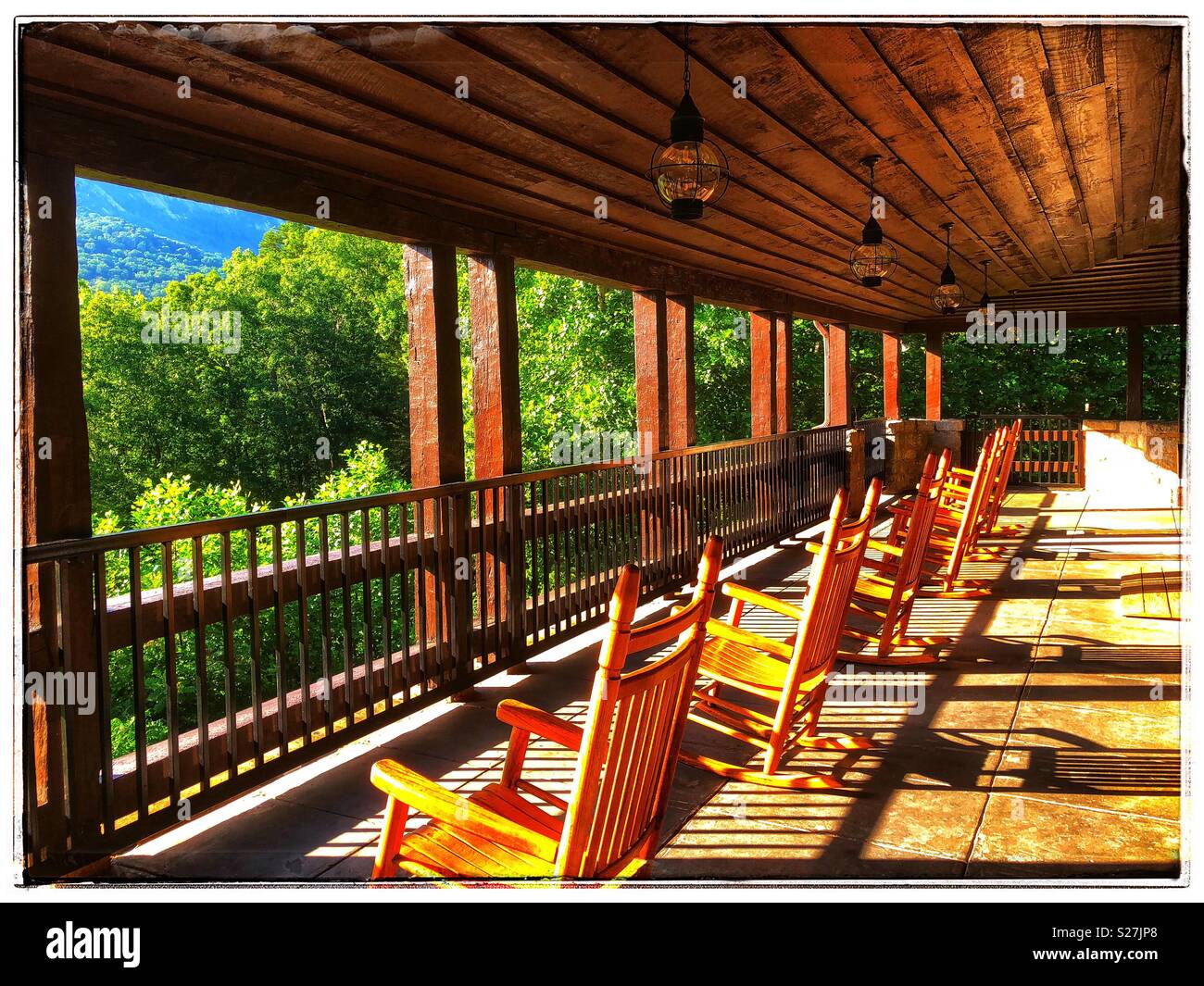 Row of chairs hi-res stock photography and images - Alamy