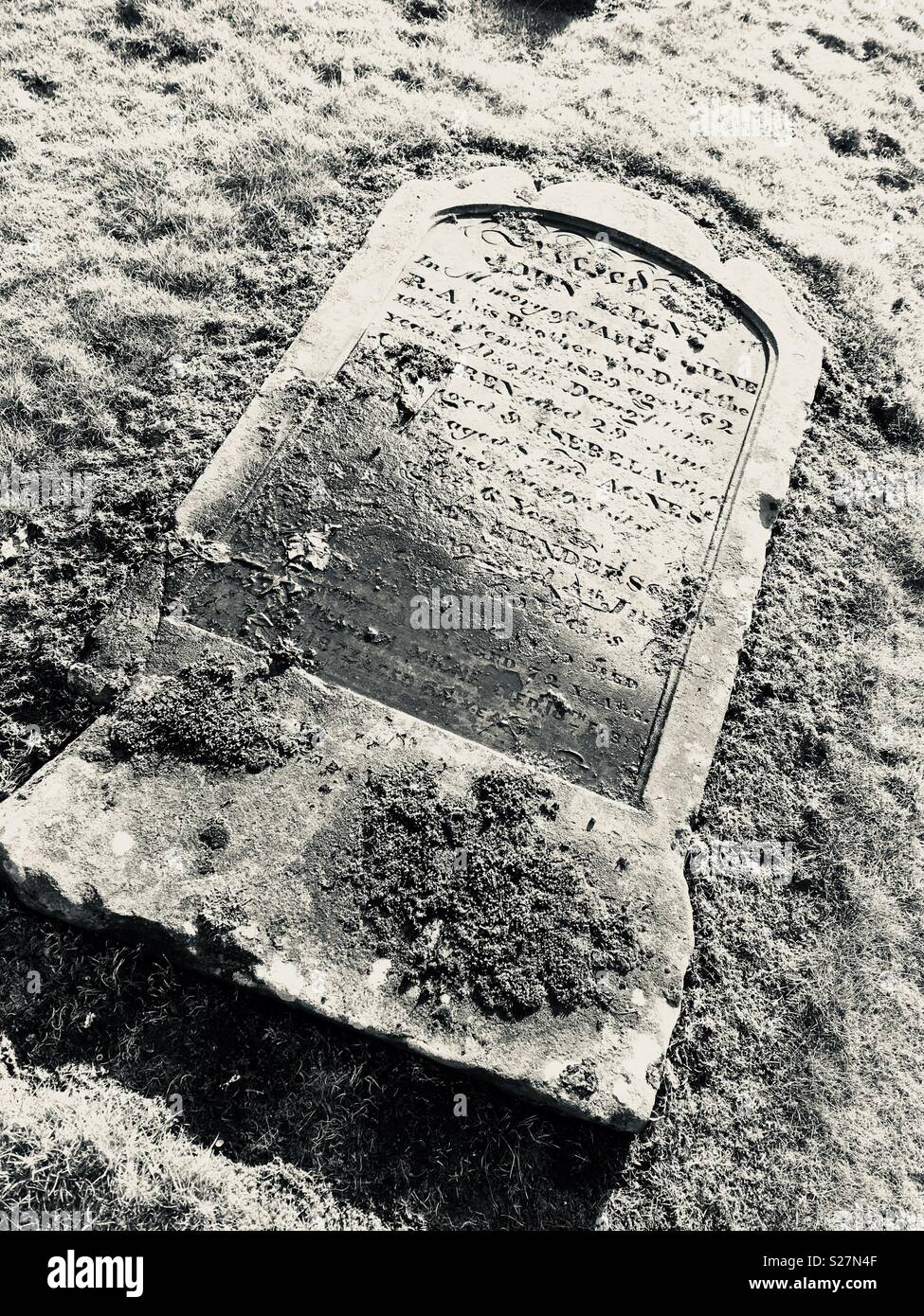 Fallen gravestones hi-res stock photography and images - Alamy