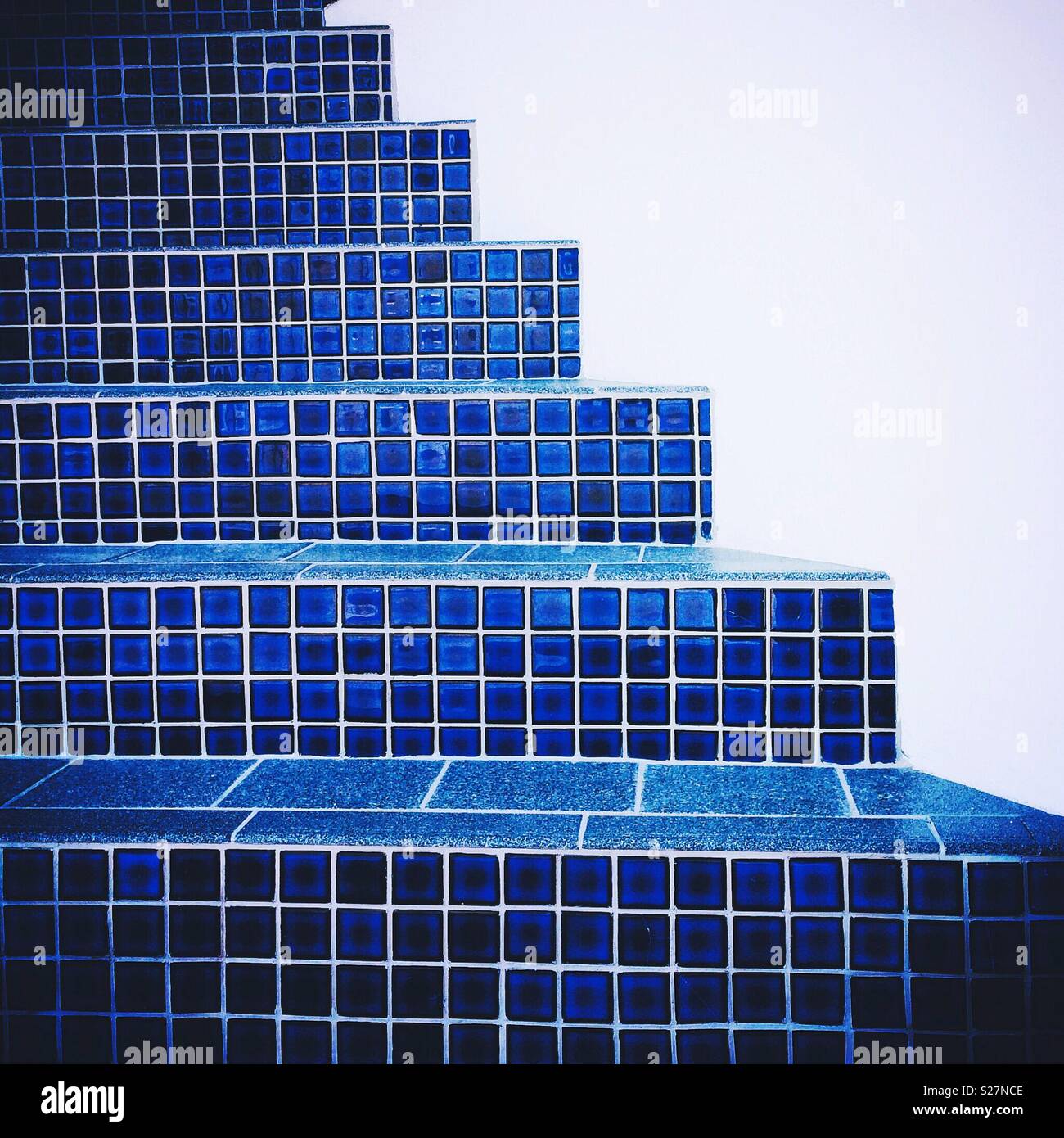 Porto blue tile hi-res stock photography and images - Alamy