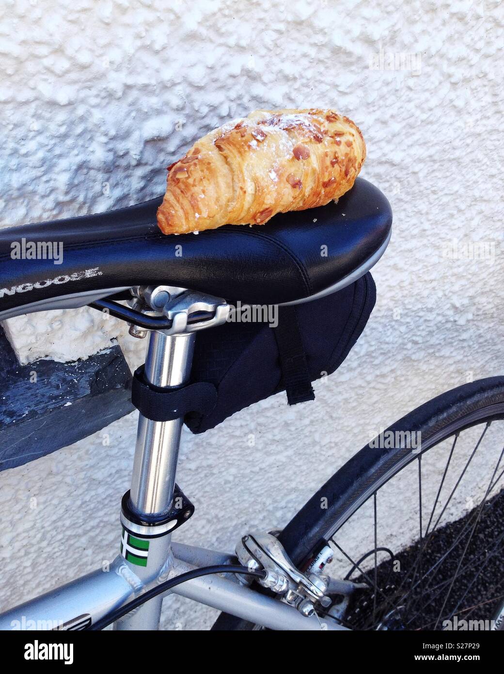 Cycling pit stop refuel cake pastry energy Stock Photo - Alamy