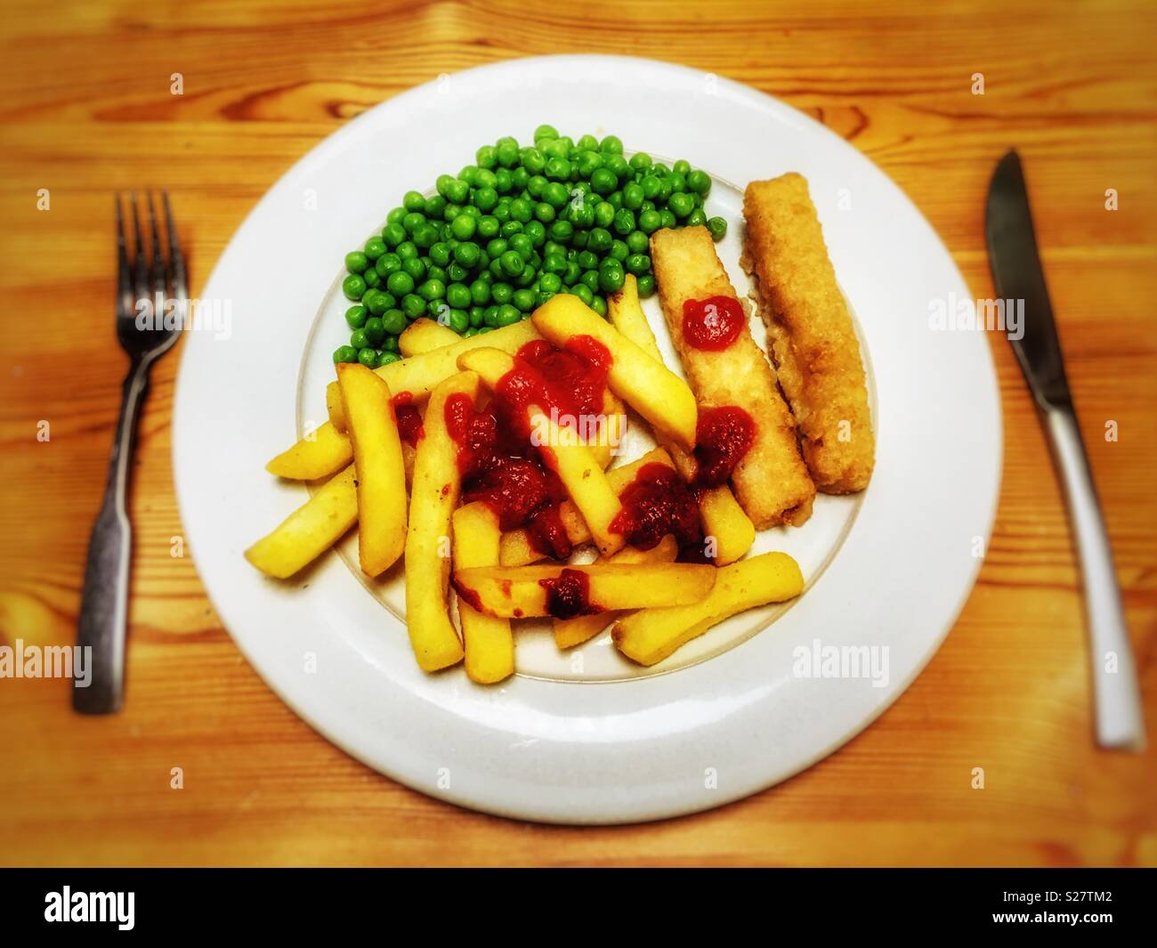 Fish fingers, chips and peas Stock Photo - Alamy