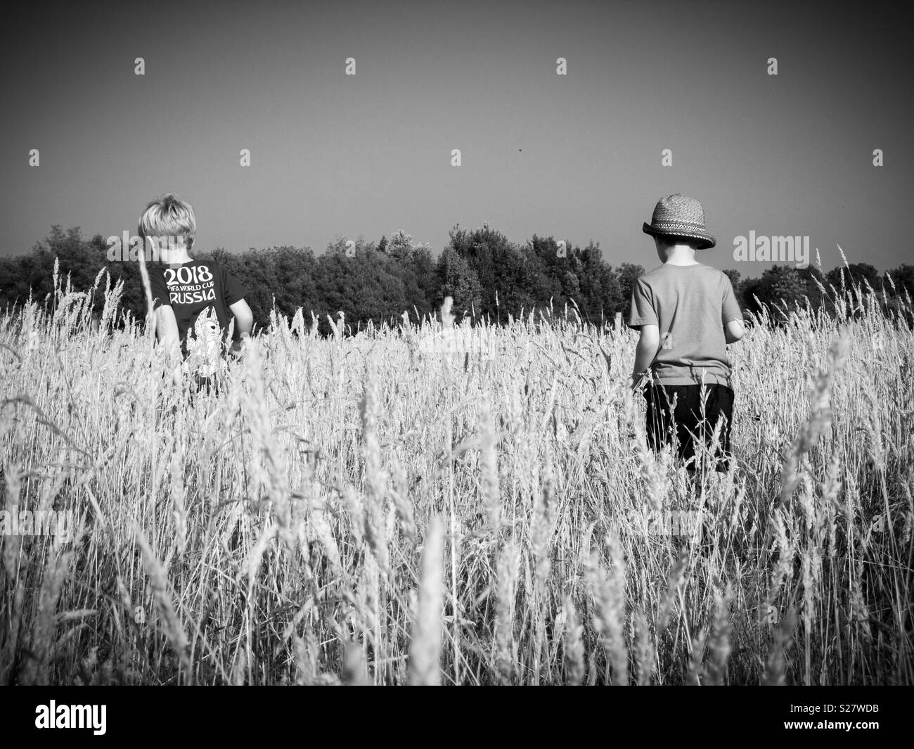 Summer days with friends exploring the countryside Stock Photo - Alamy