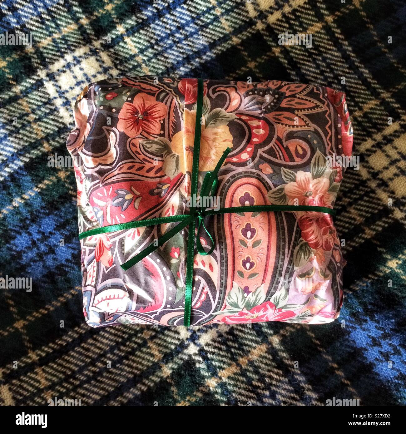 Package wrapping hi-res stock photography and images - Alamy