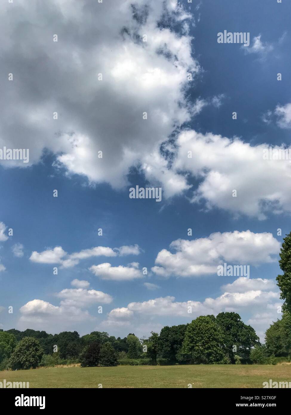 Blue skies and cotton clouds in a British countryside scene Stock Photo ...