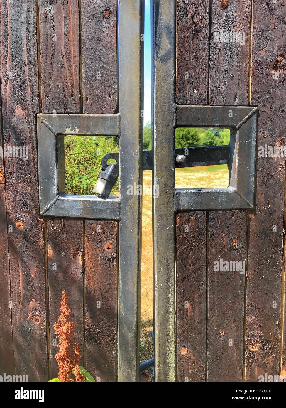 Garden gate lock hi-res stock photography and images - Alamy