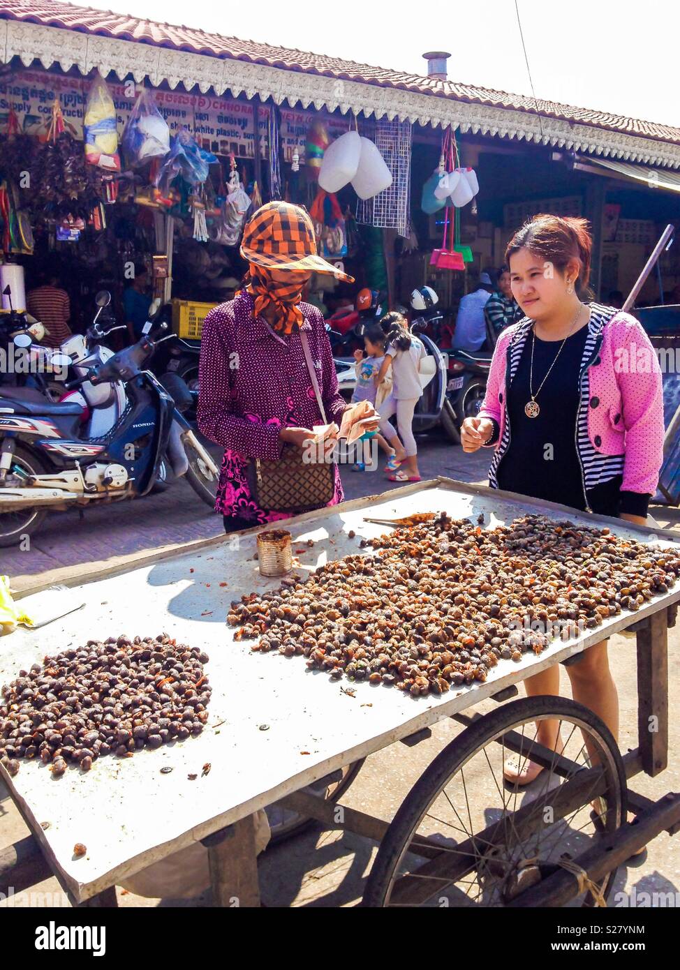 Woman selling street food cambodia hi-res stock photography and images ...