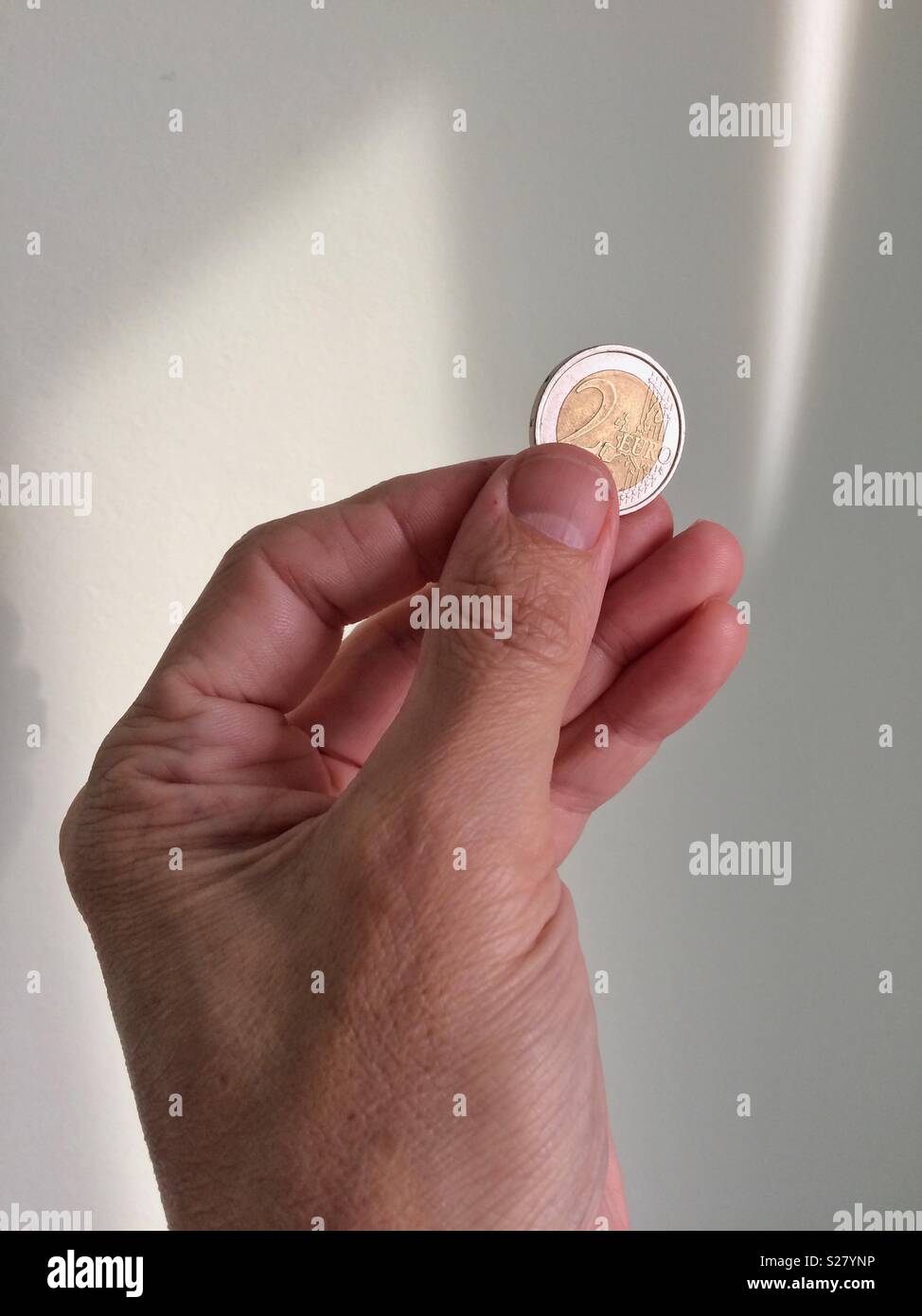 Hand holding coin hi-res stock photography and images - Alamy