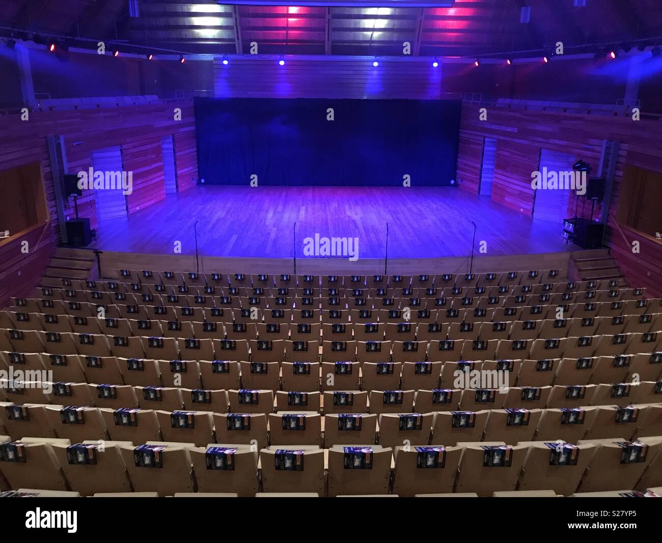 Empty stage theatre hi-res stock photography and images - Alamy
