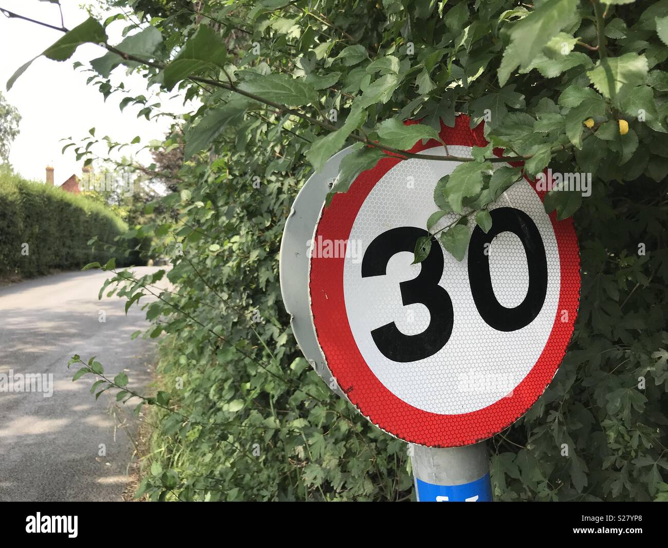 30 mph sign hi-res stock photography and images - Alamy