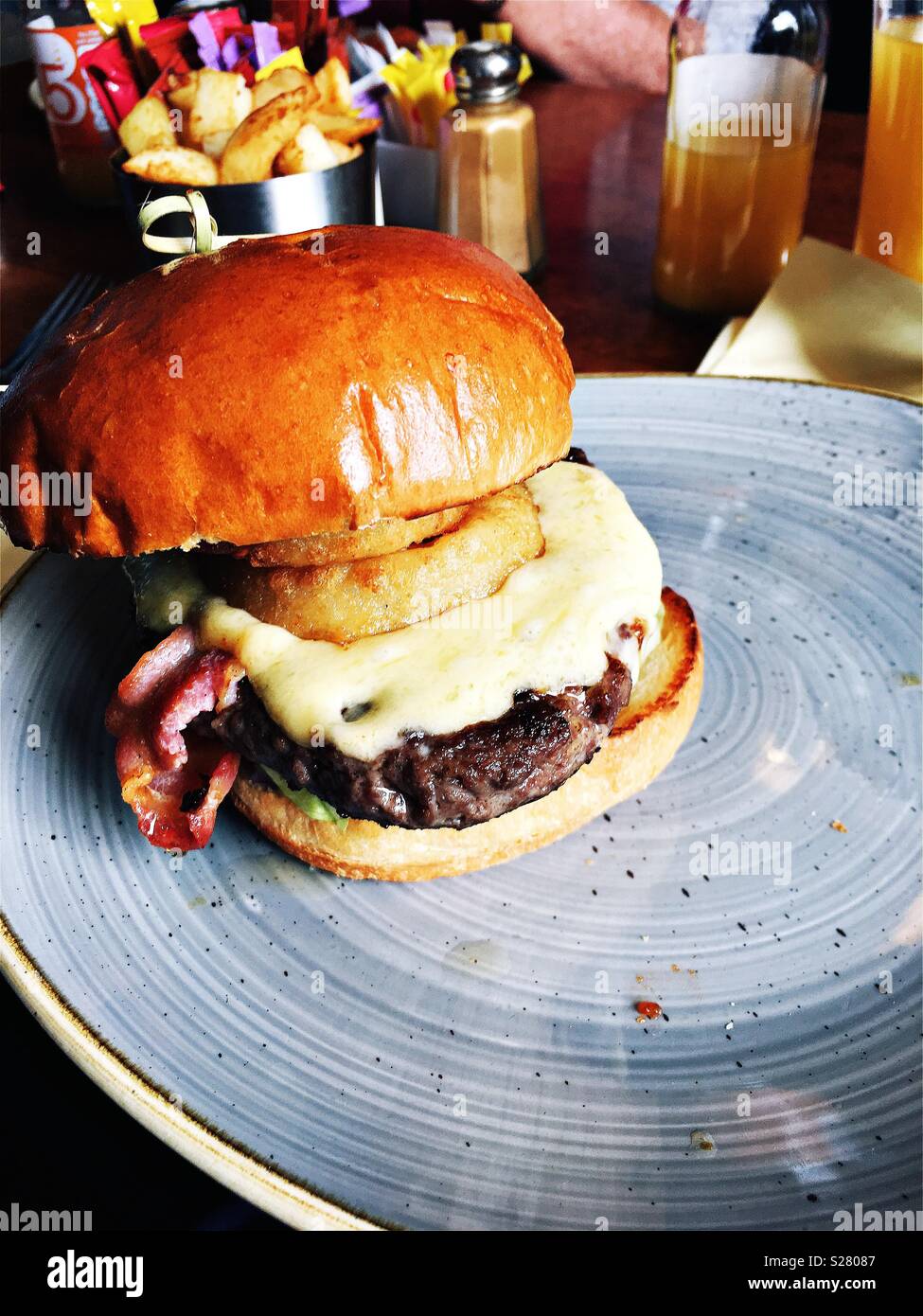 Burger and chips hi-res stock photography and images - Alamy