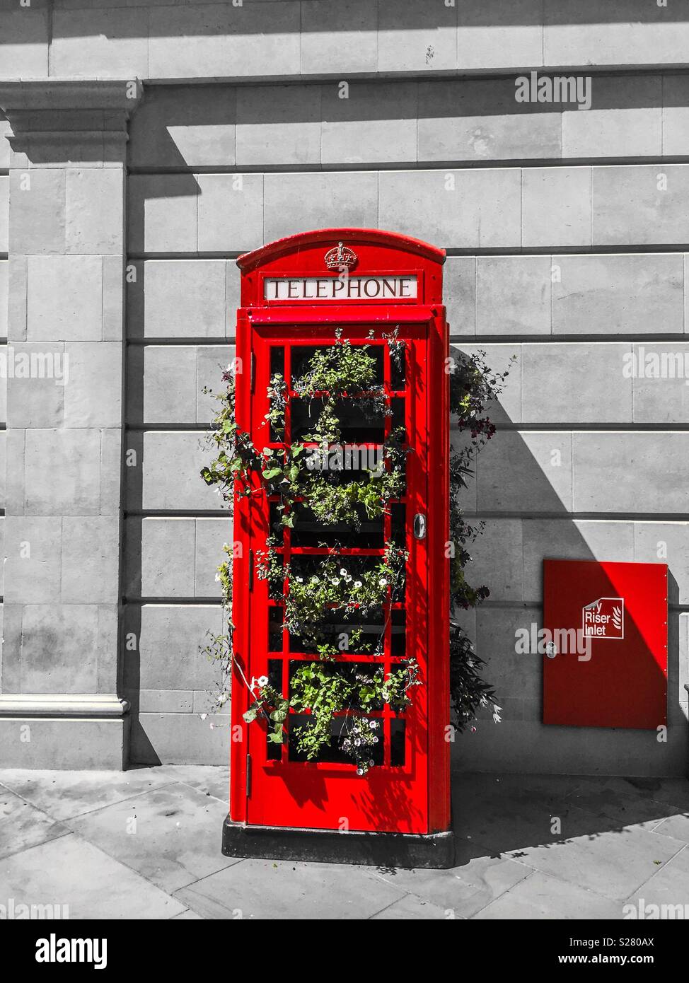 English red telephone box hi-res stock photography and images - Alamy