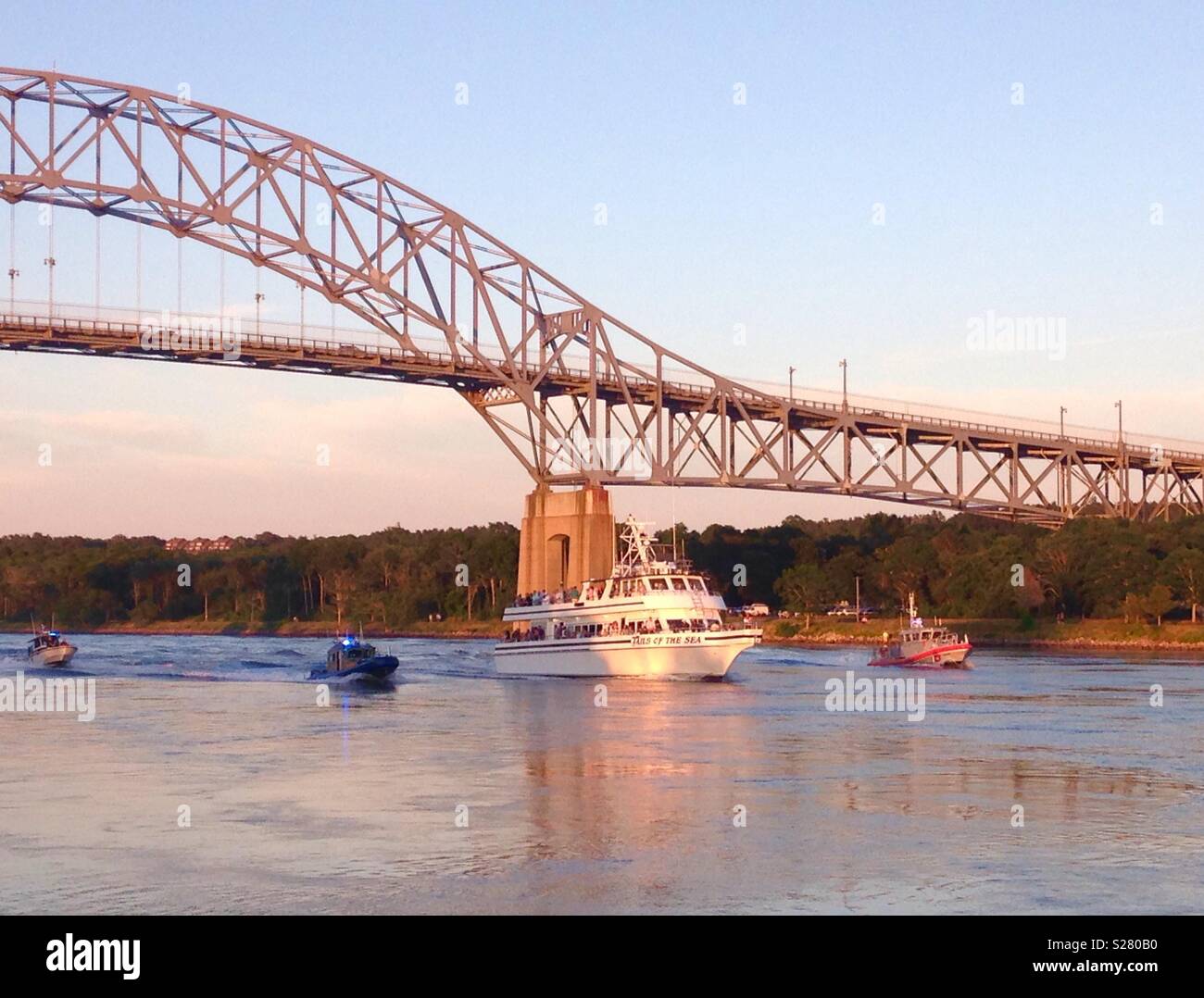 Boat passing under a bridge hi-res stock photography and images - Alamy