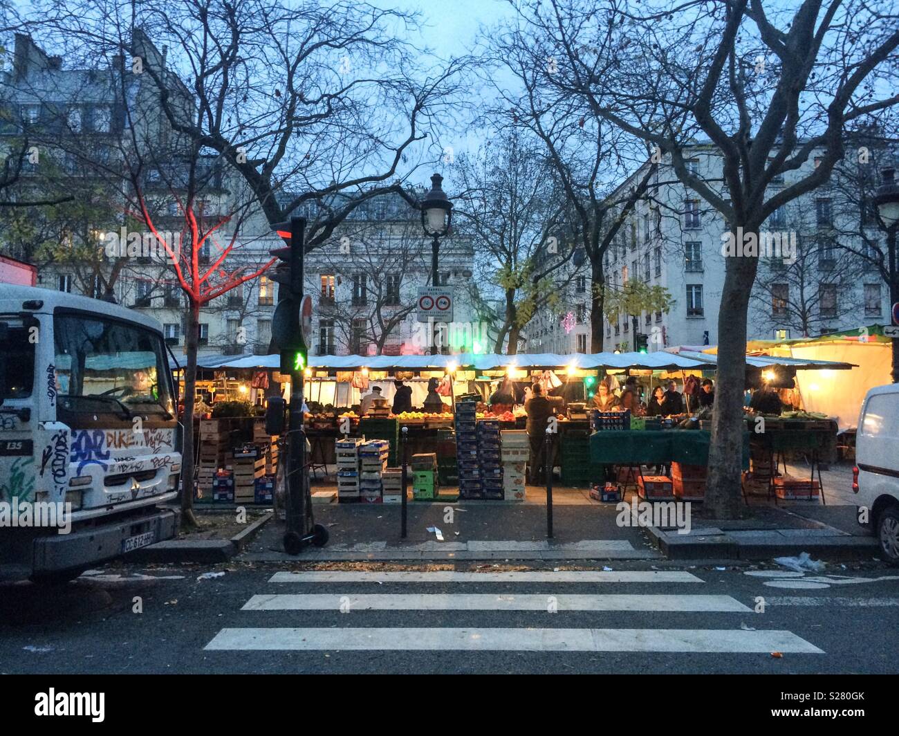 Morning street market at Oberkampf Stock Photo - Alamy