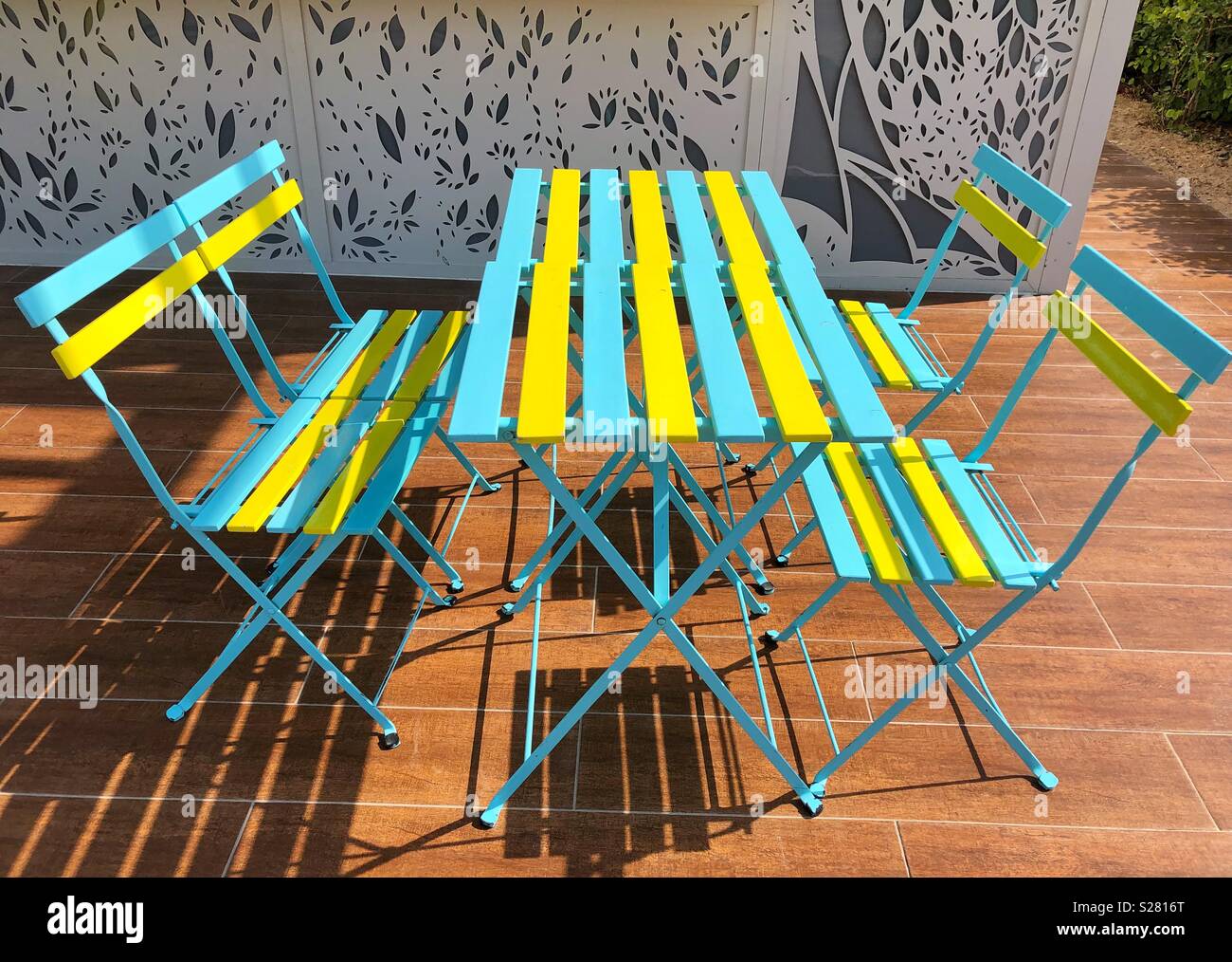 Chairs table outdoor lawn hi-res stock photography and images - Alamy